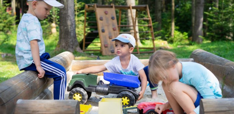 Discover 5 ways parallel play can benefit your child - Source Kids